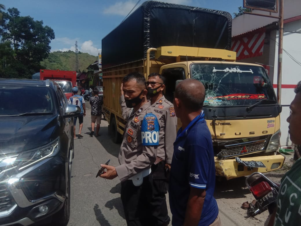 BREKING NEWS; Pengendara Sepeda Motor Ketabrak Mobil Truk di Guguk ...