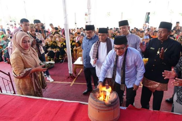 Hidupkan Api Tungku Pangek Lapuak, Cara Bupati Eka Putra Buka Festival ...